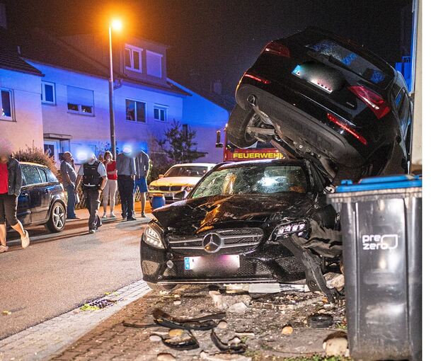 Unfall in Freiberg: Auto landet auf dem Dach eines anderen Autos