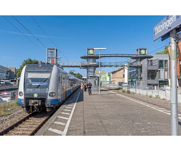 Ditzingen: „Drehscheibe der Mobilität“ an grauen Bahnsteigen