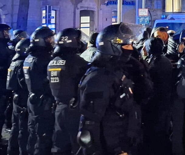 Prokurdische Demo artet aus: Was bisher zum Polizeieinsatz in ...