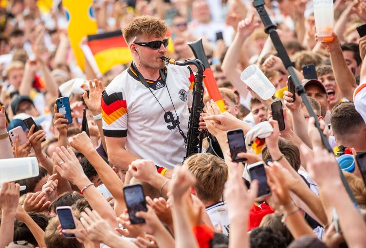 Shakira, Helene Fischer, Saxofon-Typ: Die Hits zur WM 2026